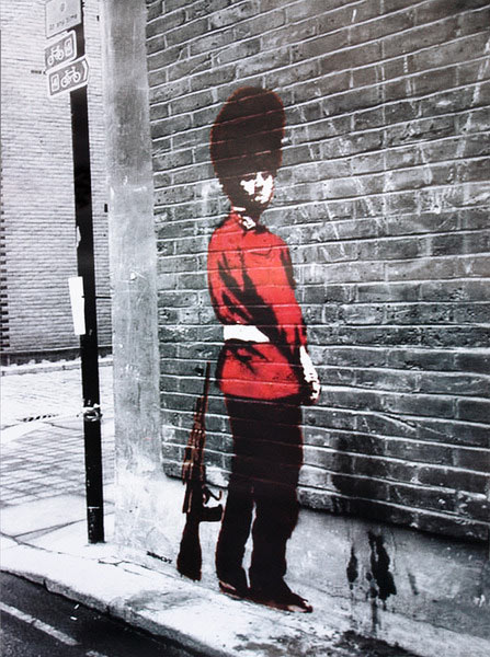 Póster lámina Banksy. Queens Guard por 6,05€ - Qué Friki